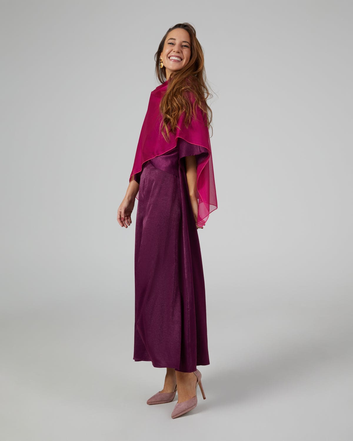 Capa para Invitada de Boda | Vestidos, Capas Elegantes y Clutch ...